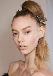 Coada de cal | Coafuri coada de cal 2015 | DivaHair.ro