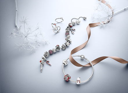 In noua colectie de Craciun de la Pandora designul modern se imbina cu ...